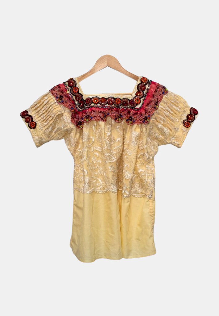 Blusa Quichelense, Blonda y cuello perlado en tono corinto, tela de ...